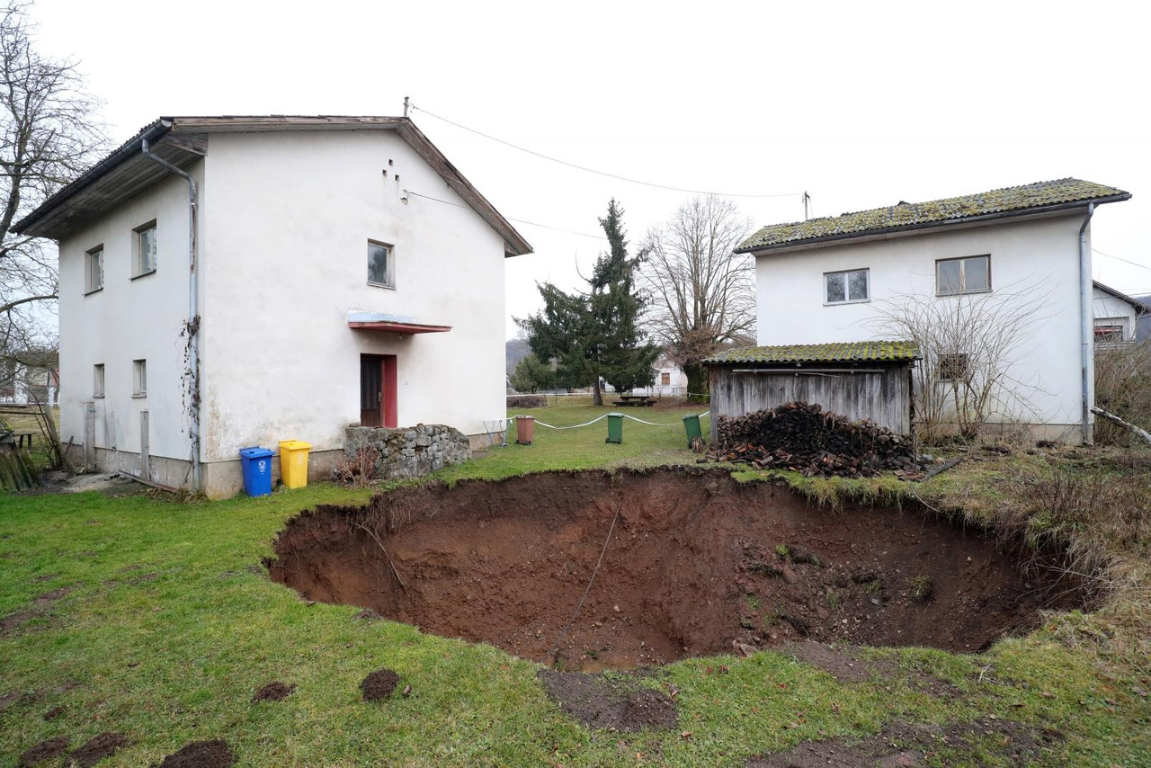 Rupa od dvadesetak metara nastala nakon potresa i dalje se širi ...
