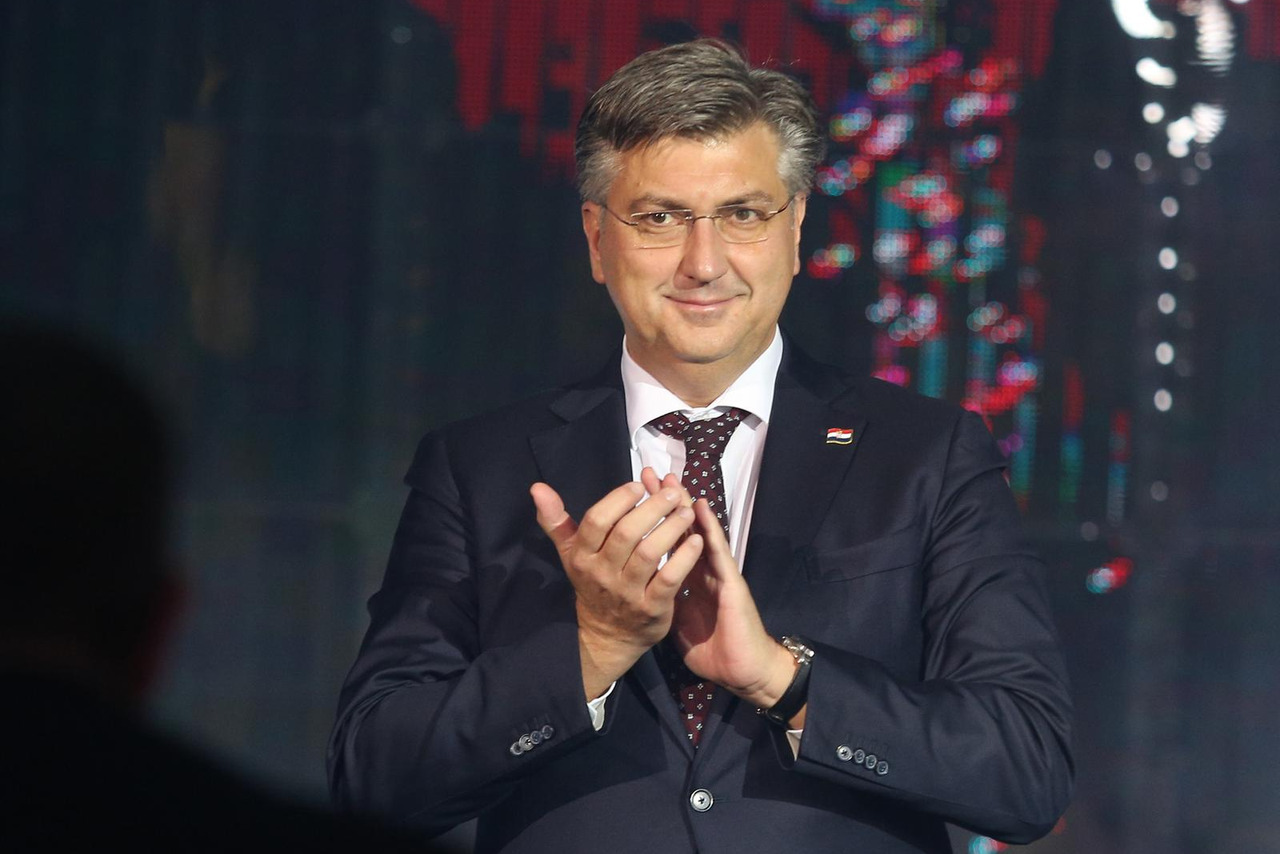 Andrej Plenković u mladosti je trenirao vaterpolo. Objavljena fotografija kako je izgledao prije ...