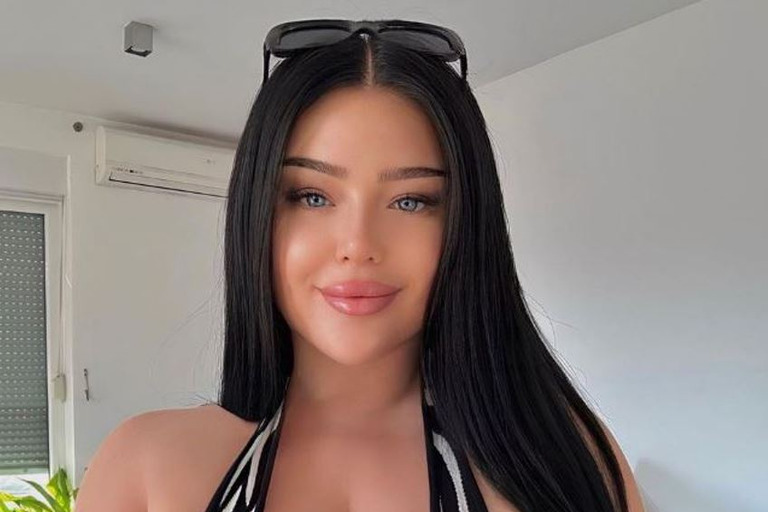 Claudia Rivier pokazala kako joj stoji sićušna majica: 'Da je biti ...