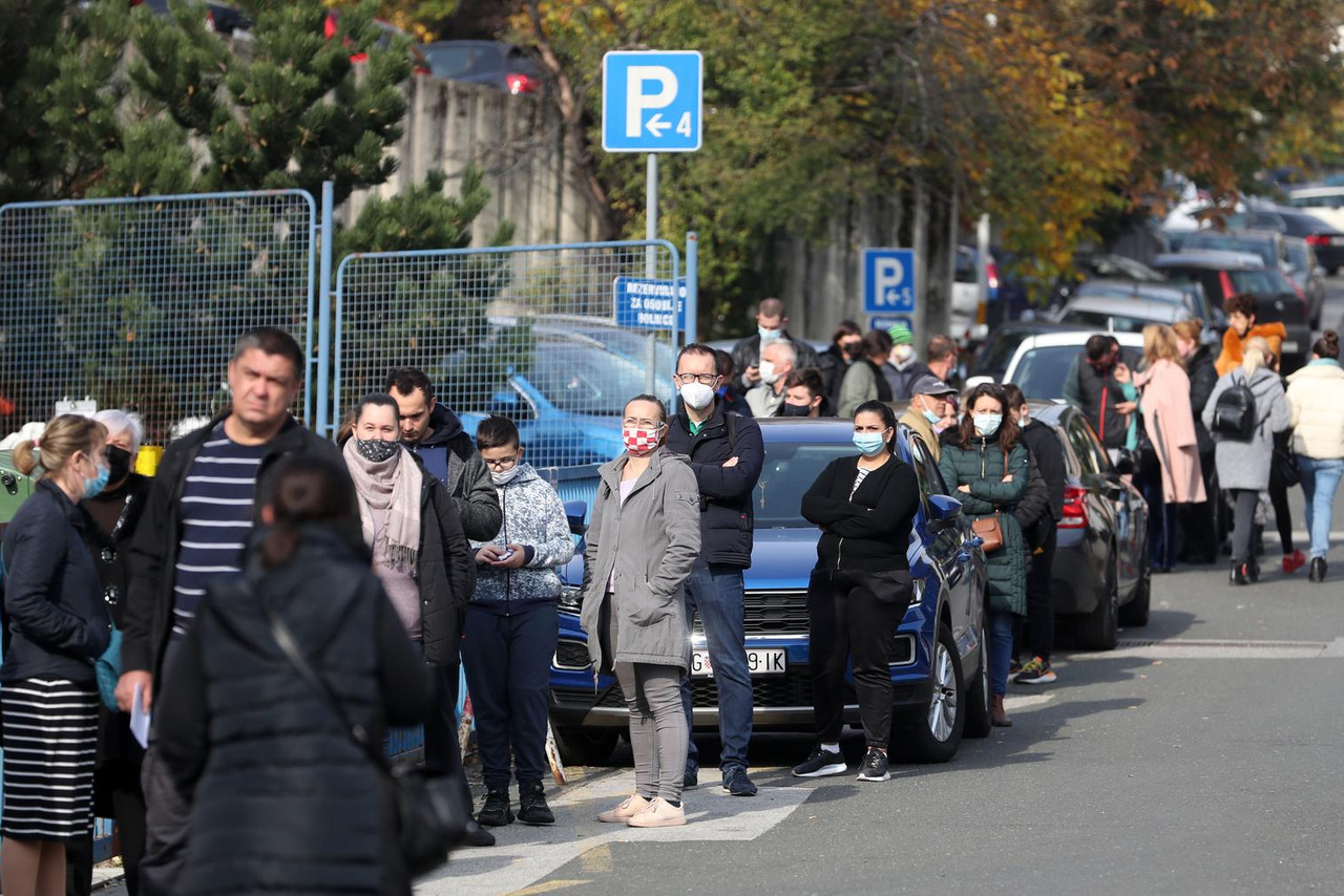 Ovo je red ispred Vinogradske bolnice u Zagrebu: 'Ljudi čekaju satima ...