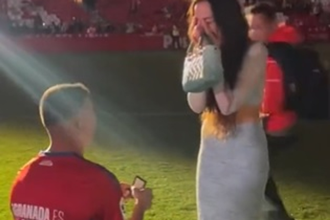 Myrto Uzuni zaprosio djevojku nakon utakmice - Net.hr