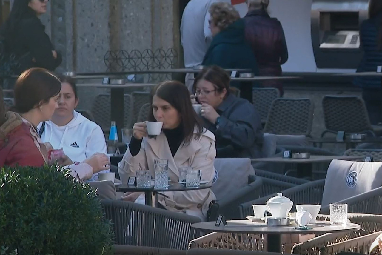 Kava i rakija - najčešći prizor danas u kafićima. Prodavačica: 'Prodaja ...