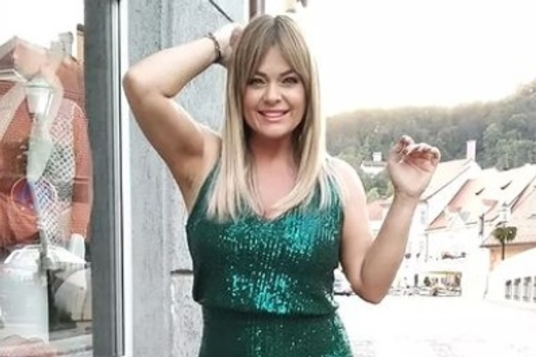 Minea pokazala vitke noge u mini haljini - Net.hr