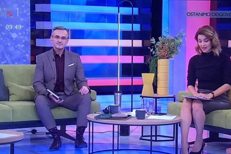 POZNATI HRT-OV VODITELJ OBUKAO NAJUŽE HLAČE KOJE STE IKAD VIDJELI ... POZNATI HRT-OV VODITELJ OBUKAO NAJUŽE HLAČE KOJE STE IKAD VIDJELI ...