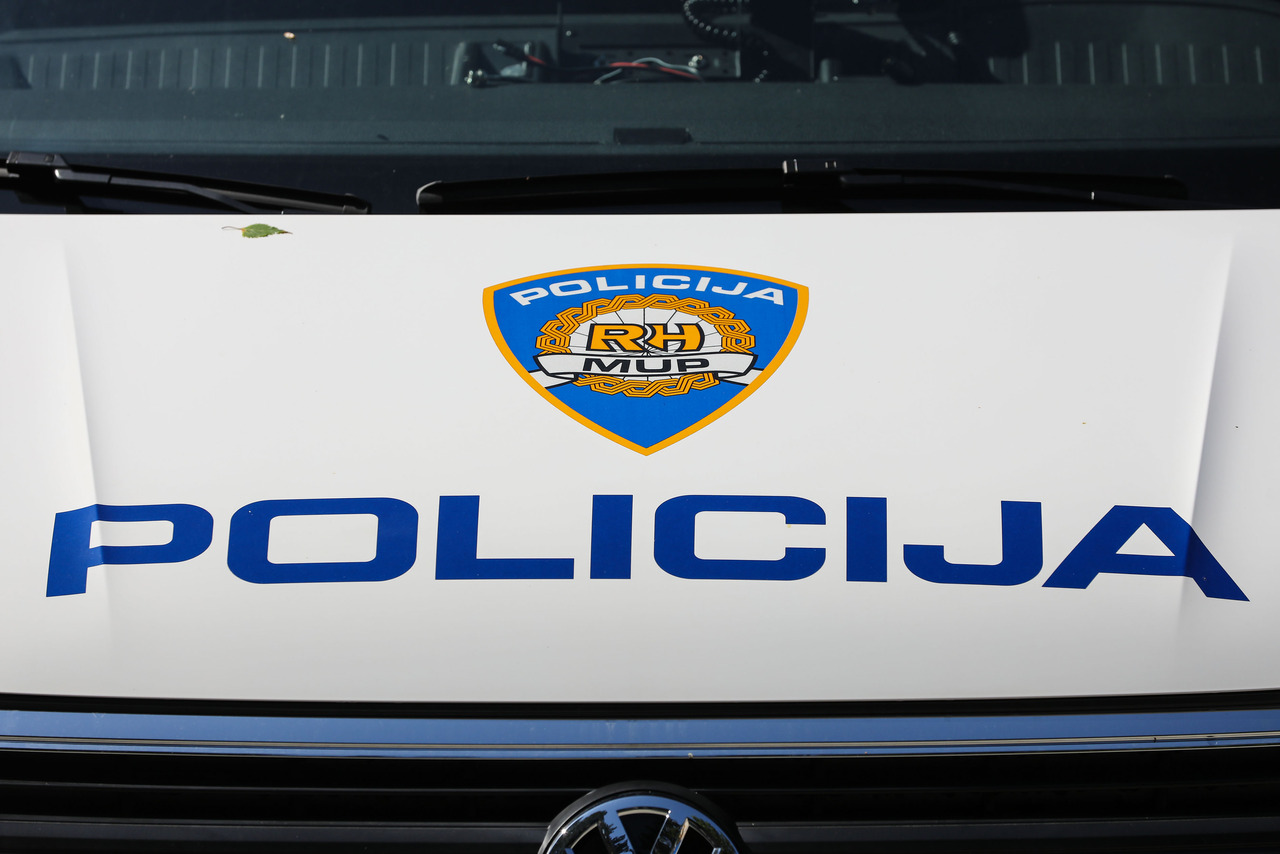 Pijanac u Otoku upao u tuđe dvorište s bombom, prijetio im, ali su ga ...