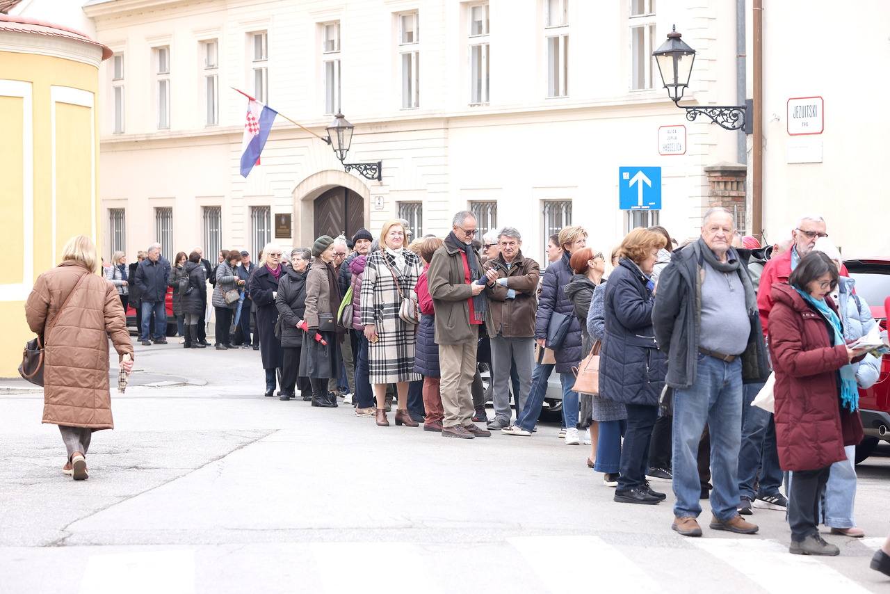 Dugi redovi na Gornjem gradu: Nećete vjerovati što čekaju - Net.hr