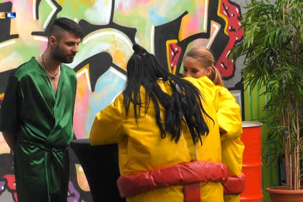 Sumo borci u BB-kući koriste kineske štapiće za borbu