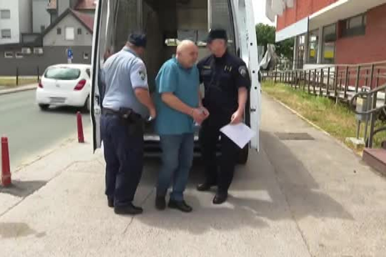 Vozaču Hitne pomoći koji je na Bundeku udario maloljetnike, određen istražni zatvor. Odvjetnik ...