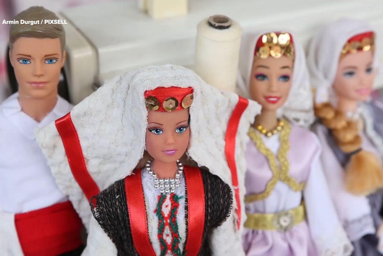 Narodne nošnje, dimije, prsluci i dukati. Esma (11) iz BiH pretvara ...