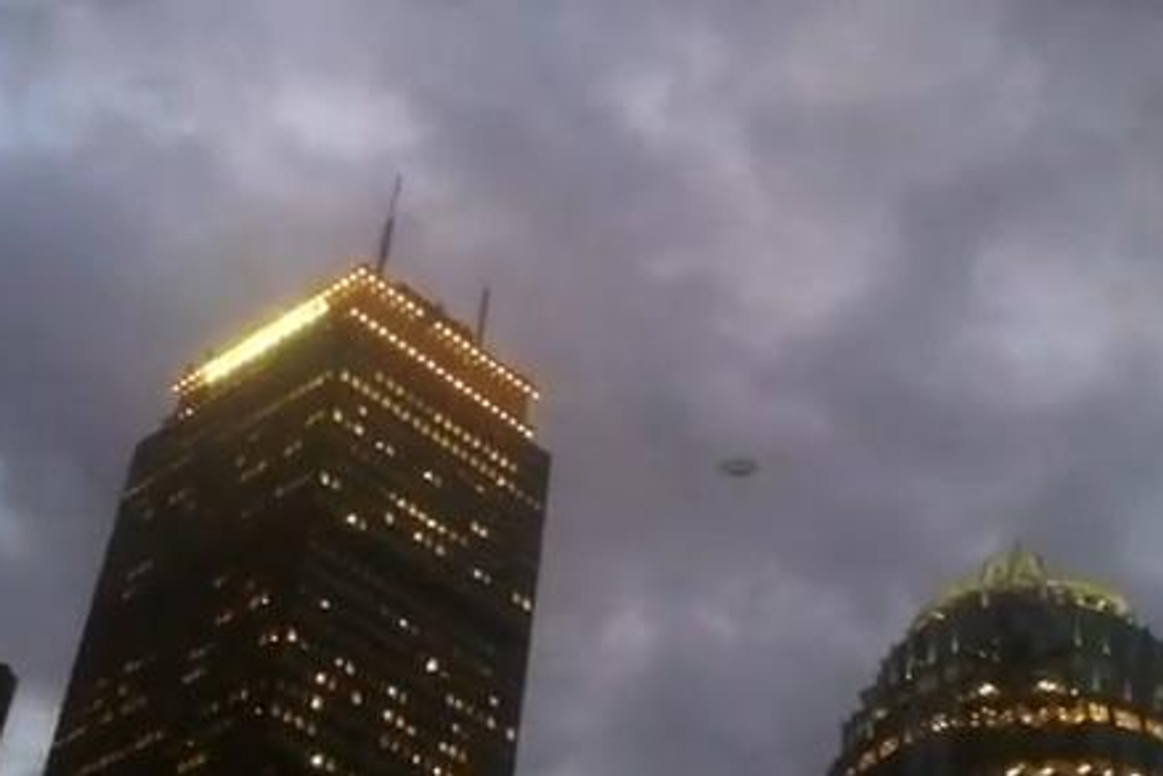 NLO se pojavio usred oblačnog neba