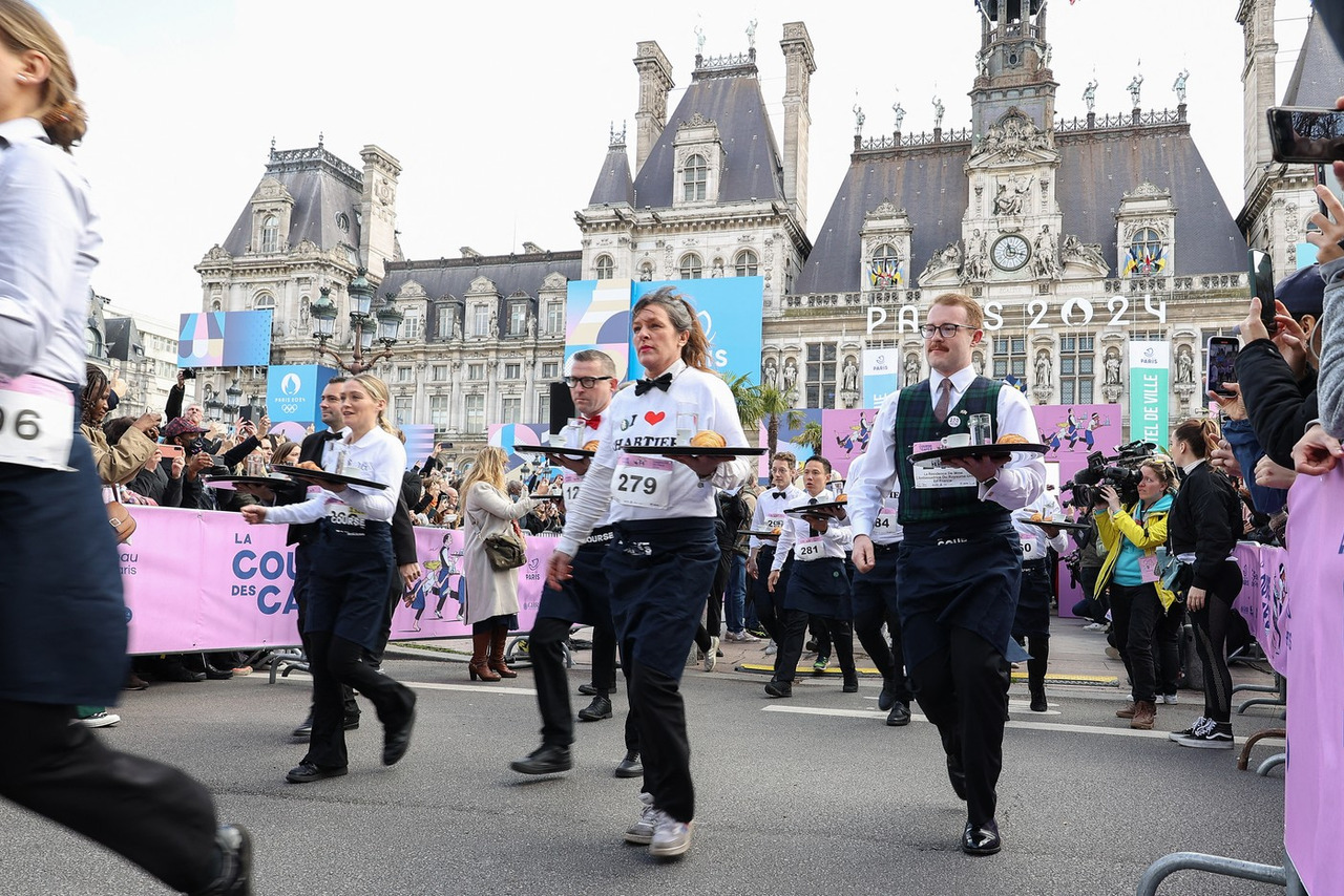 Razletili se kroz ulice Pariza, u rukama im kava, kroasan i voda ...