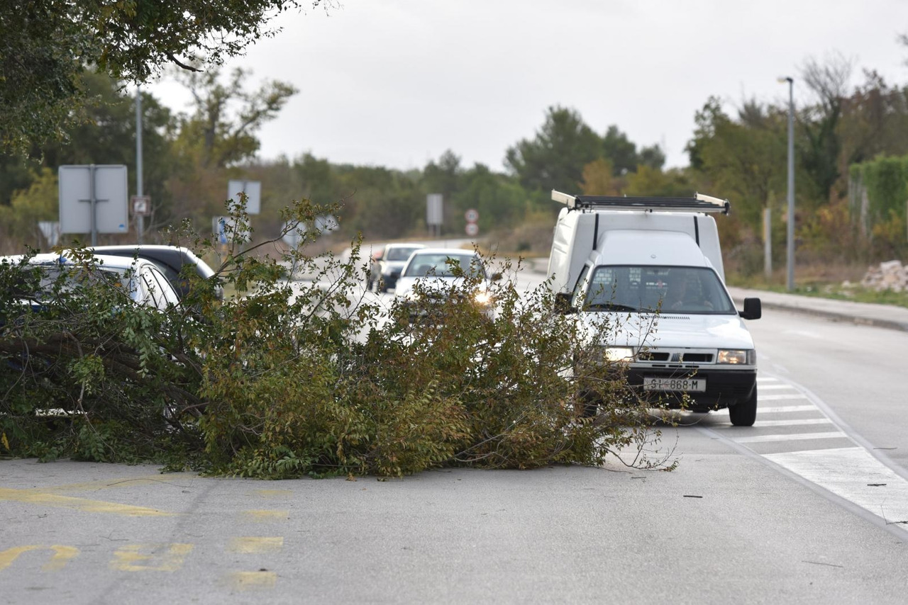 SNAŽAN VJETAR STVARA PROBLEME U PROMETU: Dijelovi autoceste zatvoreni, dio trajekata ne vozi ...