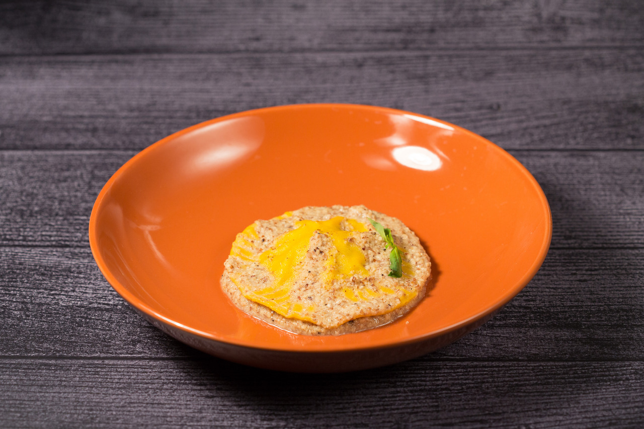 Ravioli punjeni lososom i bosiljkom u umaku od tostiranih lješnjaka