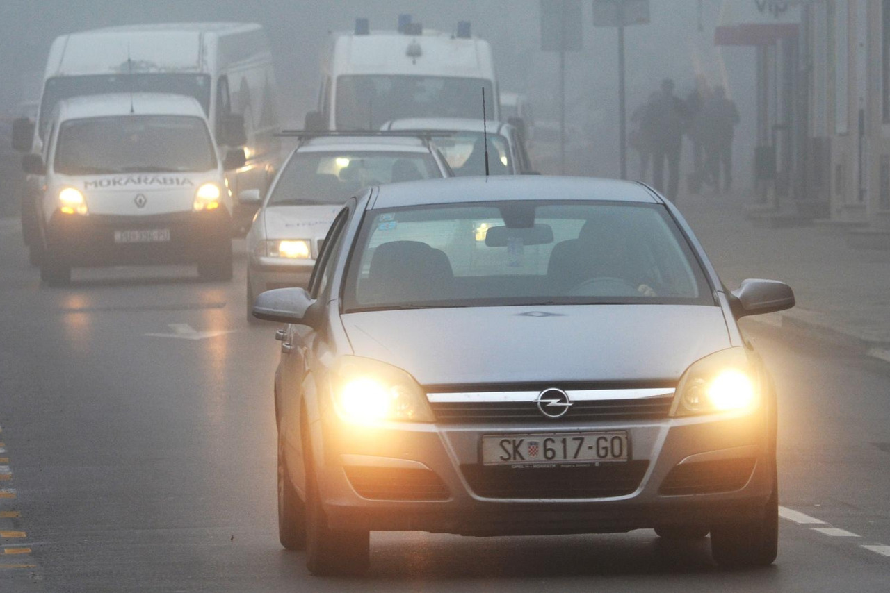 PROBLEMI NA PROMETNICAMA DILJEM ZEMLJE: Skliski kolnici, magla, gust promet na graničnim ...