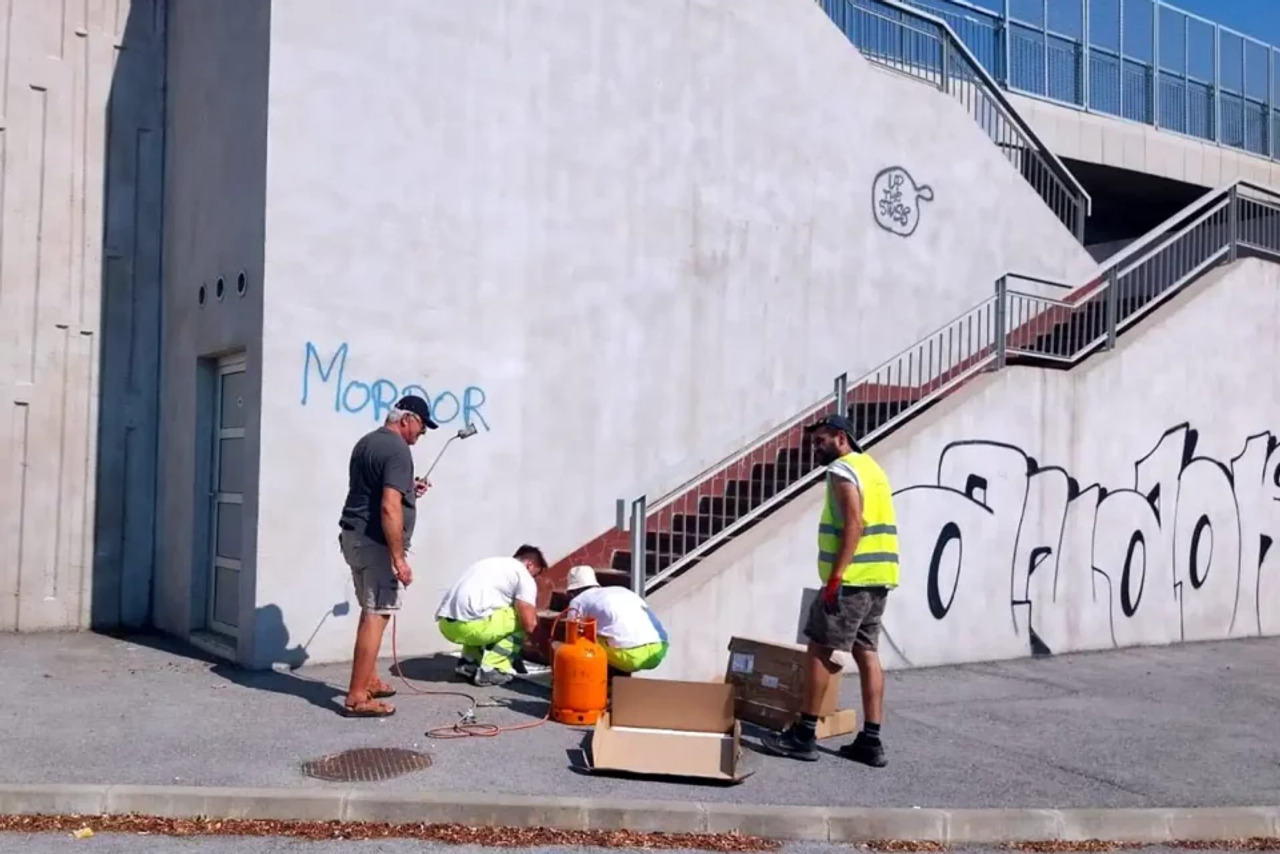 Postavljene taktilne ploče za kretanje slabovidnih i slijepih osoba u ...