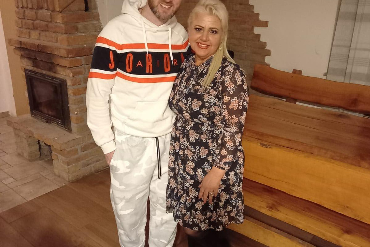 FOTO - Vijoleta proslavila 48. rođendan u društvu prijatelja, stigla i ...