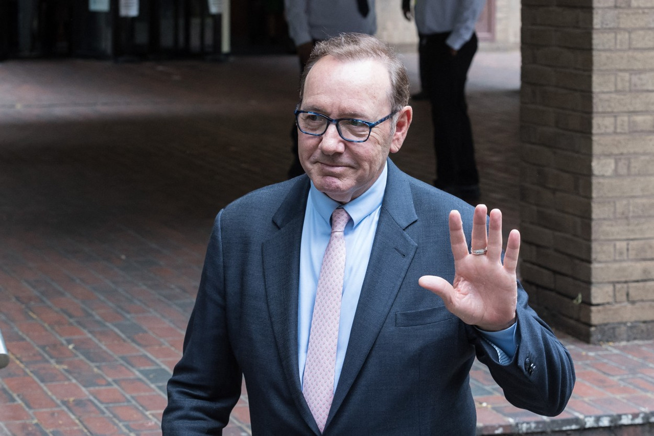 Spacey se u Londonu suočava s optužbama za koje mu prijeti i doživotna ...