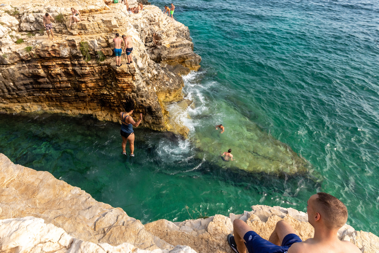 Skočio u more, glavom udario u stijene pa poginuo. Maloljetnica skakala sa stijena pa ozlijedila ...
