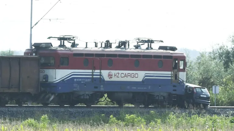 Nesreća na pružnom prijelazu u Sisku: Teretni vlak naletio na automobil, vozač prevezen u ...