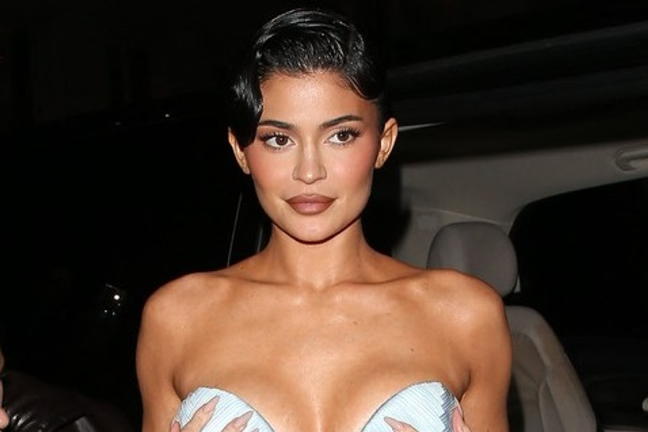Izazovnoj Kylie Jenner preuska haljina radila probleme: Bujne grudi prijetile ispadanjem, morala ...