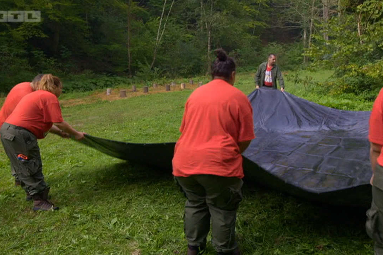 Crveni podižu šator