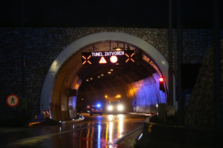 U tunelu sv. Ilija zapalio se auto u vožnji: Službe su hitno reagirale