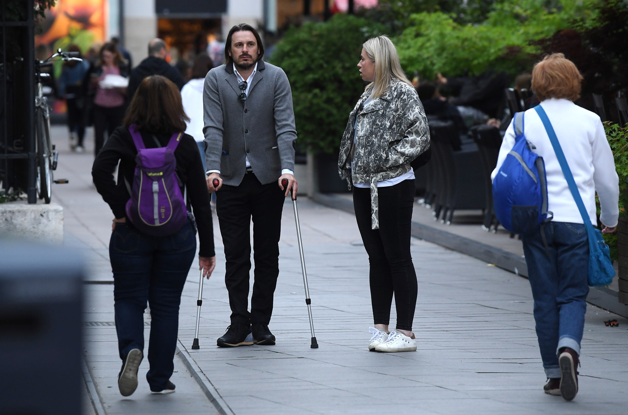 Boško Balaban na štakama prošetao špicom u društvu nepoznate plavuše
