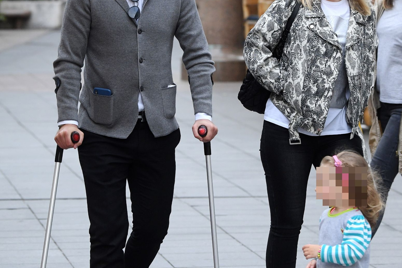 Boško Balaban na štakama prošetao špicom u društvu nepoznate plavuše