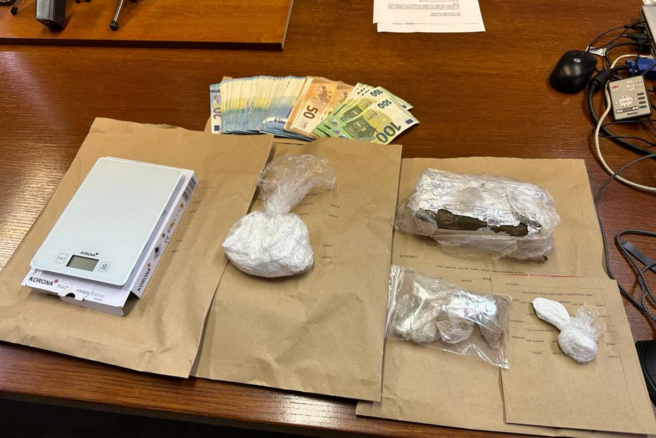 Slovenac u autu, ispod mjenjača skrivao heroin i amfetamin. Istragom ... Slovenac u autu, ispod mjenjača skrivao heroin i amfetamin. Istragom ...