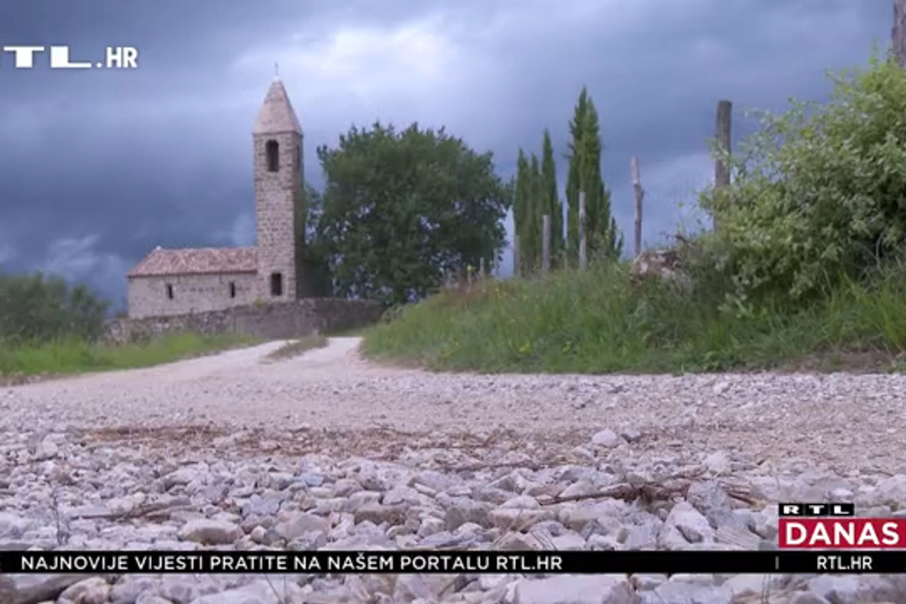 Priroda kao nacrtana, divne pastelne boje, a izgleda i na prodaju: Selo ...