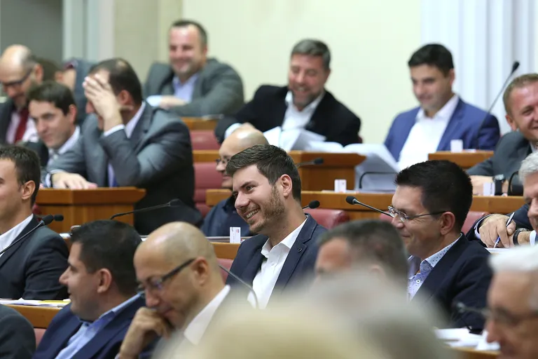 Paljba na Petrova: 'Imat ćemo strpljenja dok se ne snađete', Pernar ... Paljba na Petrova: 'Imat ćemo strpljenja dok se ne snađete', Pernar ...