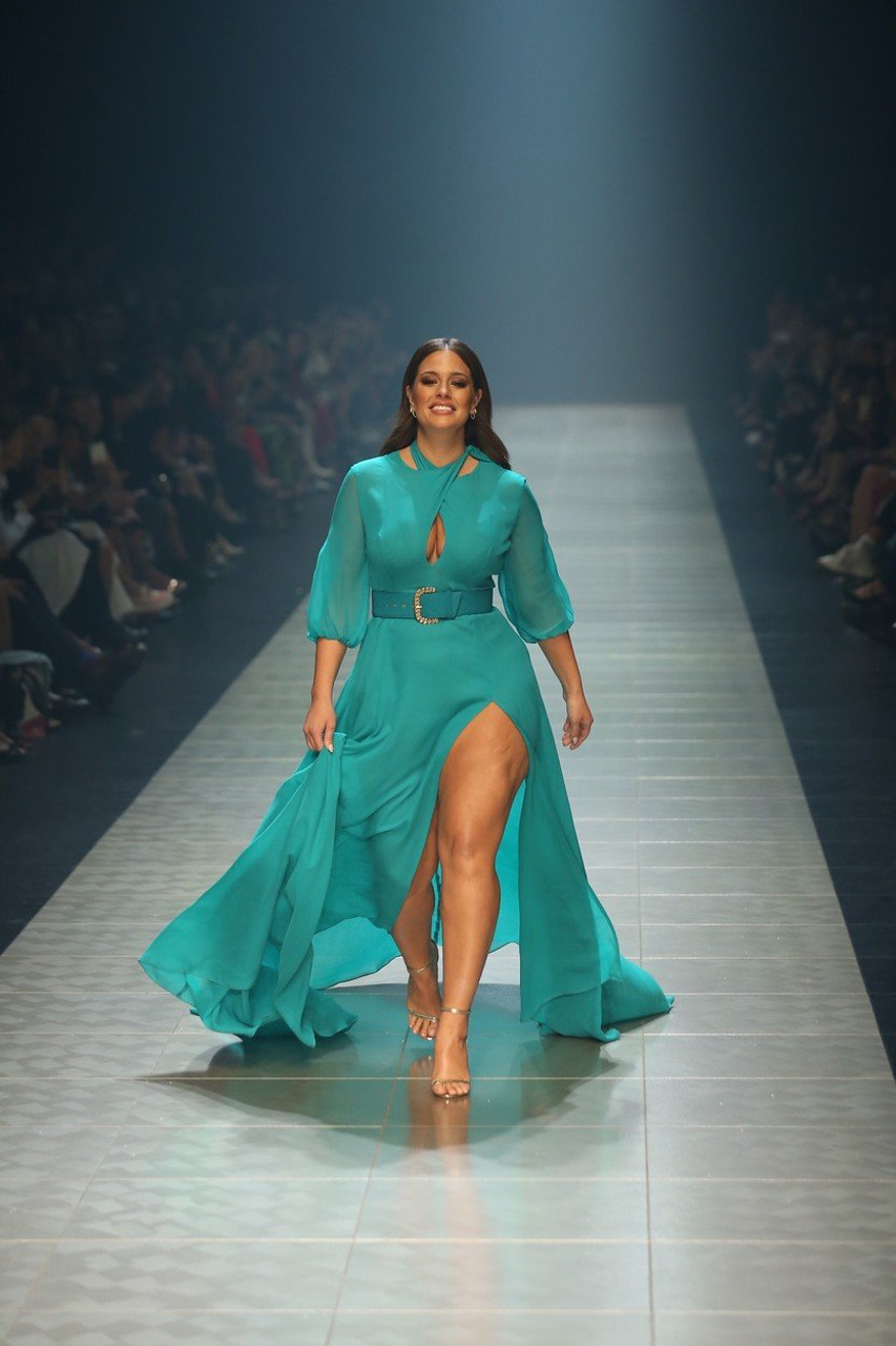 Gaf poznate plus-size manekenke: Pokazala gaćice dok je hodala modnom ...