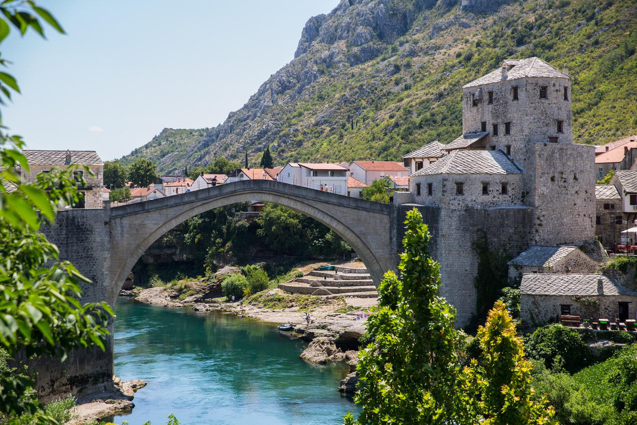 Žena pala s terase kafića u Neretvu kod Starog mosta u Mostaru; U ...