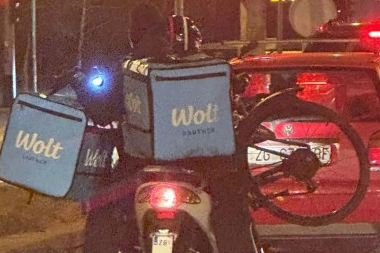 Woltovac na mopedu prevozio kolegu s biciklom - Net.hr