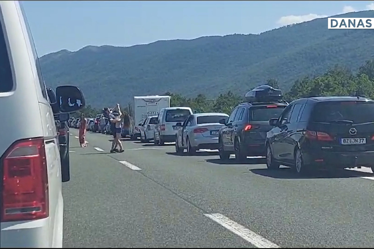 VIDEO Ogromna kolona kod tunela Sv. Rok: Ovaj par izašao iz automobila i zaplesao na autocesti ...