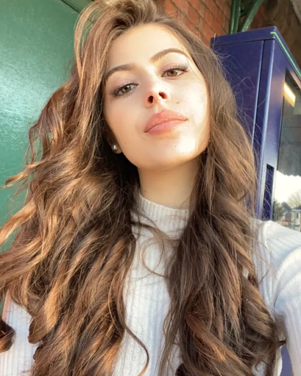 Sara je popularna profesorica koja posebno hvali svog slavnog učenika ...