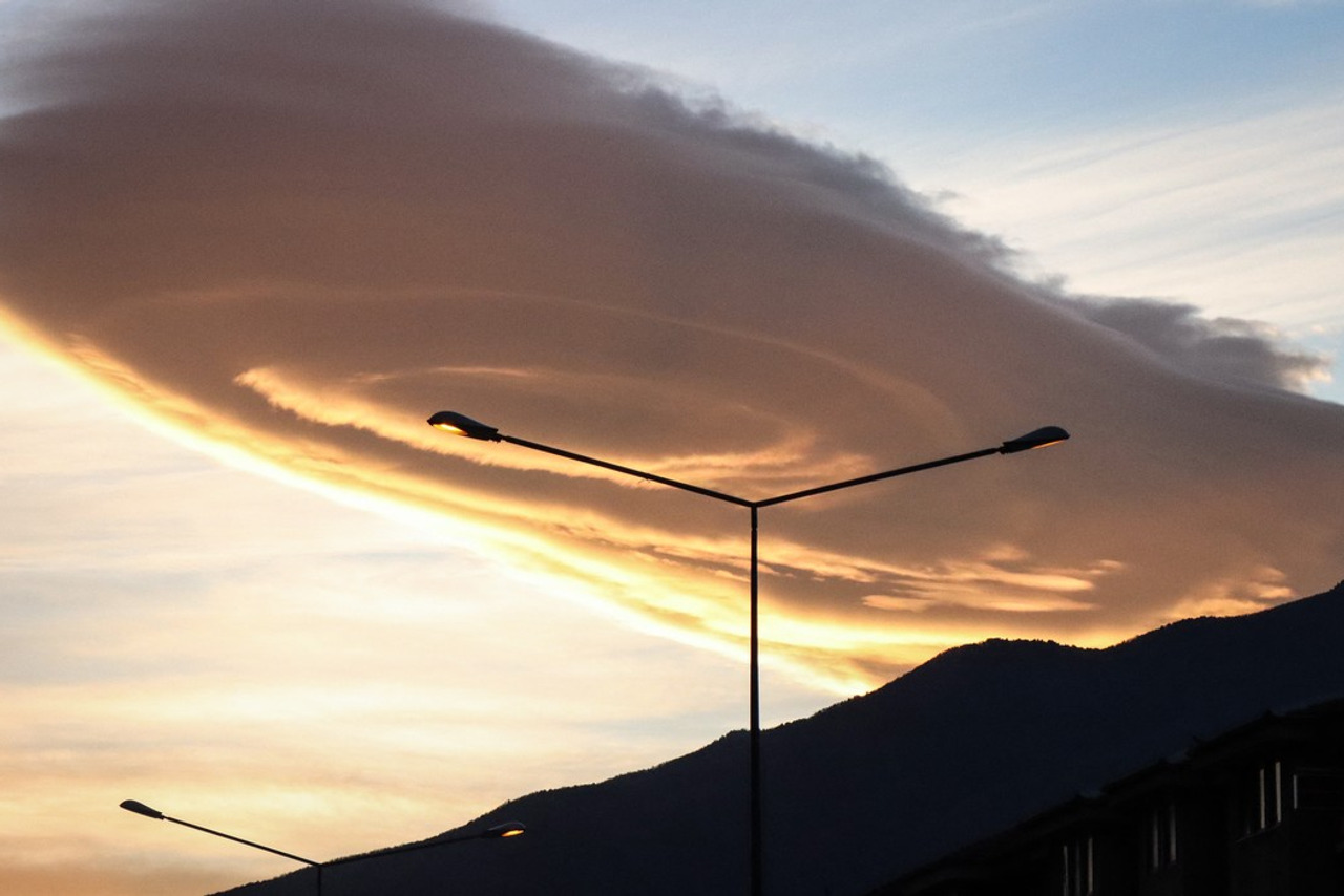 Ogroman oblak u obliku letećeg broda šokirao stanovnike turskog grada ...