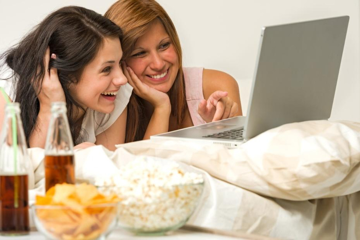 Stalno gledaš iste omiljene serije ili filmove? Evo zašto je to dobro ...