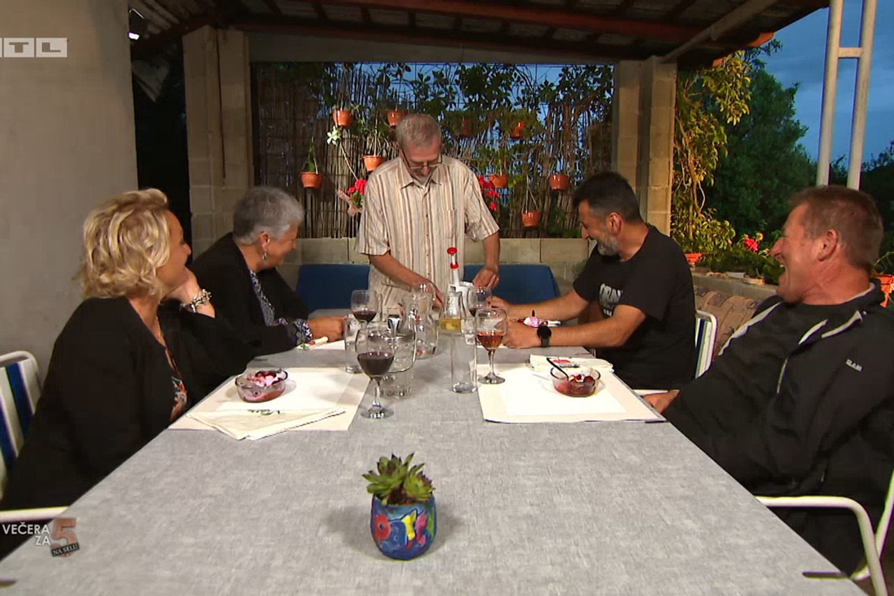 VIDEO - Anđelo pokazuje svoju spravicu, kandidati umiru od smijeha ...