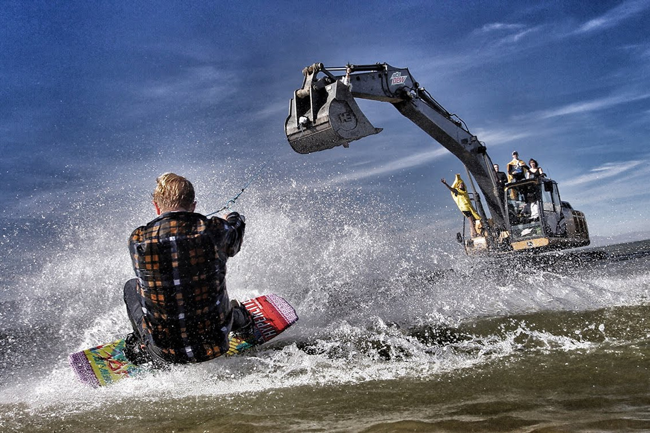 Sve što vam treba za surfanje na vodi je veliki bager i daska za ...
