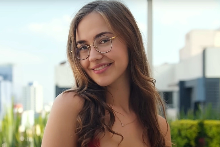 Isprobava bikinije i izluđuje muškarce dok pritom zanosno uvija ...