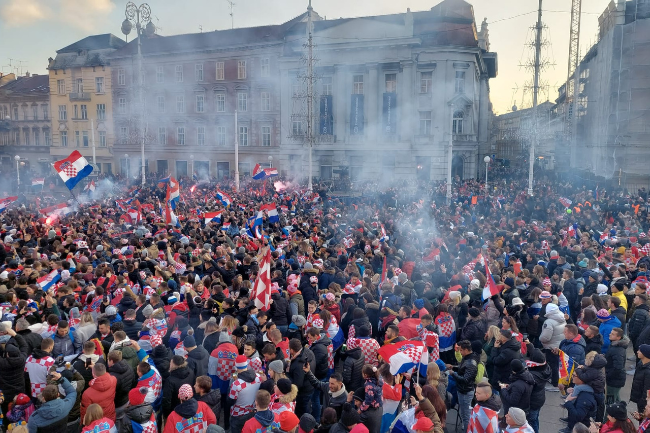 FOTO/VIDEO Hrvati se natiskali na zagrebačkom trgu. Zastave su u zraku ...