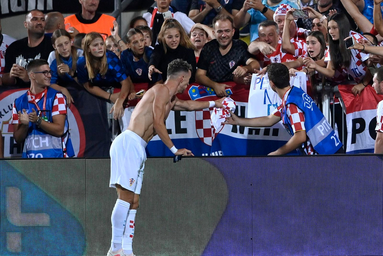 Ivan Perišić poklonio dres navijačicama - Net.hr