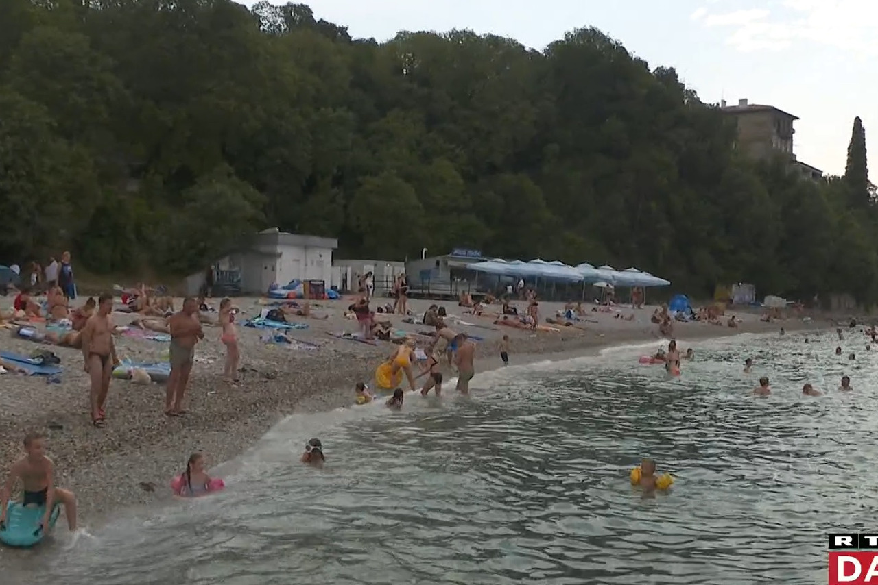 Pogled prema pučini, neki su već zaronili u ljetni blues: Ali u moru su ...