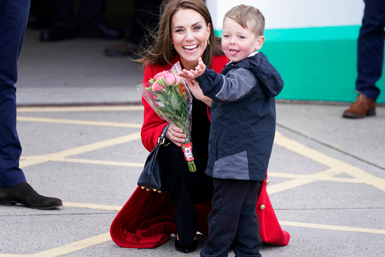 Prinče, pazi se! Maleni Theo šarmirao Kate Middleton buketom cvijeća