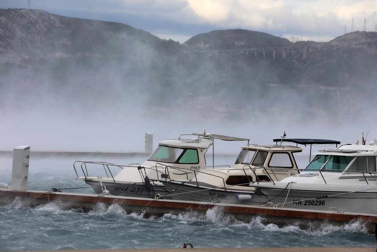 Krčki most većinu dana bio zatvoren zbog orkanske bure, zatvorene dionice A1 i magistrale ...