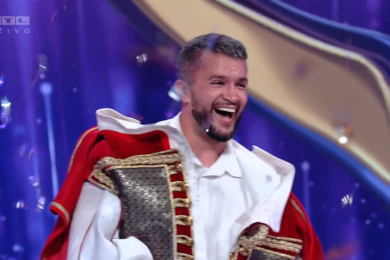 Pogledajte trenutak sezone: Trofej 'Masked Singera' je u njegovim ... Pogledajte trenutak sezone: Trofej 'Masked Singera' je u njegovim ...