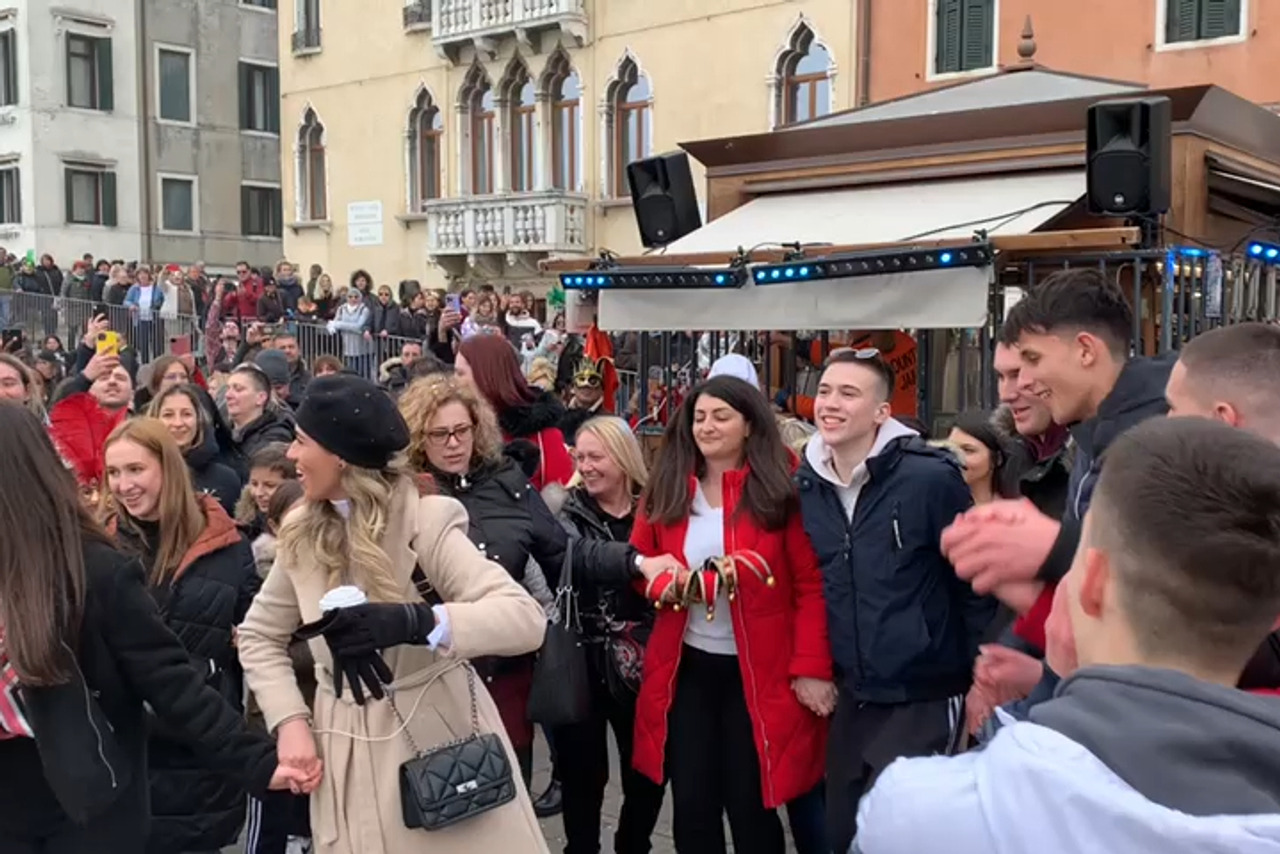 Karneval u Veneciji na balkanski način: Turisti zaplesali Linđo i ...