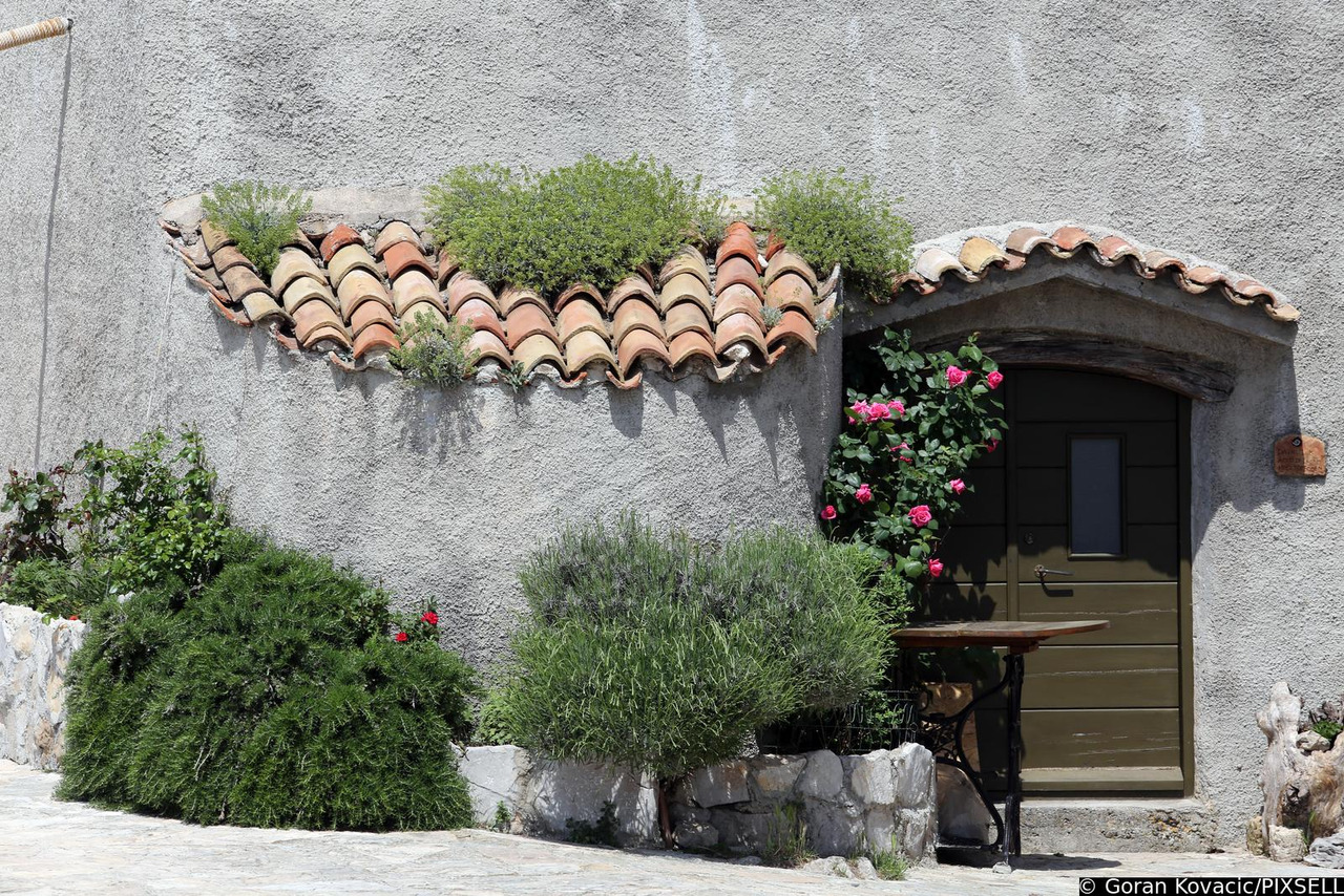 Hrvatsko selo navrh litice: Ima točno dva stanovnika i plažu dostojnu ...
