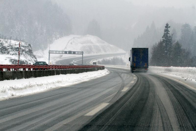 Zbog vremenskih neprilika teškoće u cestovnom i pomorskom prometu - Net.hr